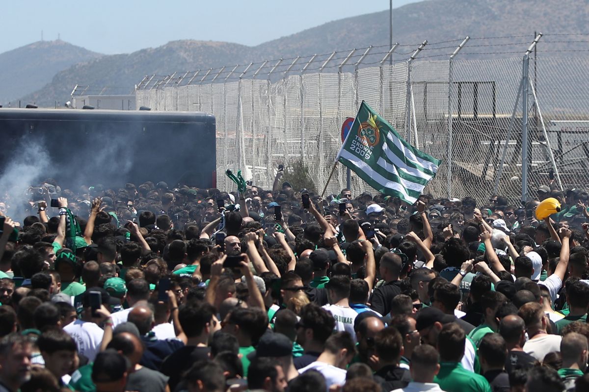 «Πράσινη» ΤΡΕΛΑ για τον ΠΑΝΤΟΚΡΑΤΟΡΑ στο αεροδρόμιο! (vids) - Όλα Πράσινα