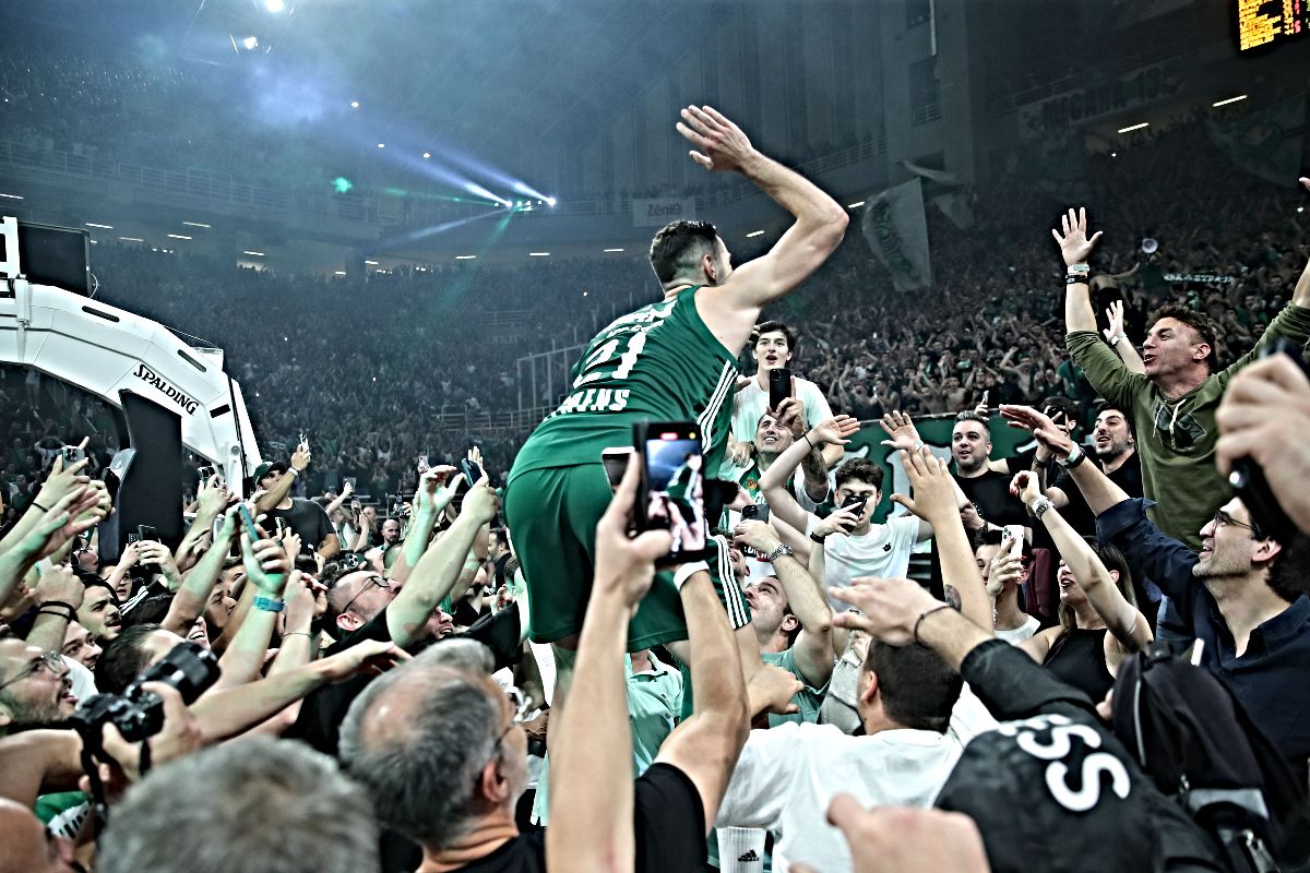 ΕΚΣΤΑΣΙΑΣΜΕΝΟΣ ο Παπαπέτρου, τραγούδησε «χόρτο μαγικό» πάνω στην ...
