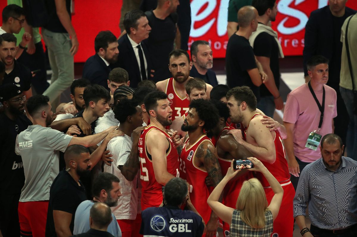 ΚΑΕ Ολυμπιακός: «Να τιμωρηθούν οι χούλιγκαν που επιτέθηκαν σε Φουρνιέ ...