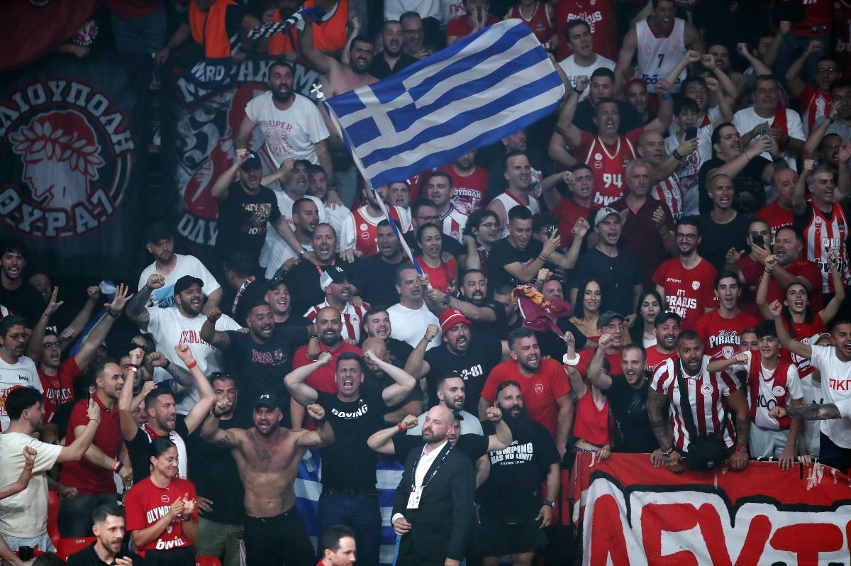 Το πανό των οπαδών του Ολυμπιακού για τον Γιαννακόπουλο στο ΣΕΦ (pic ...
